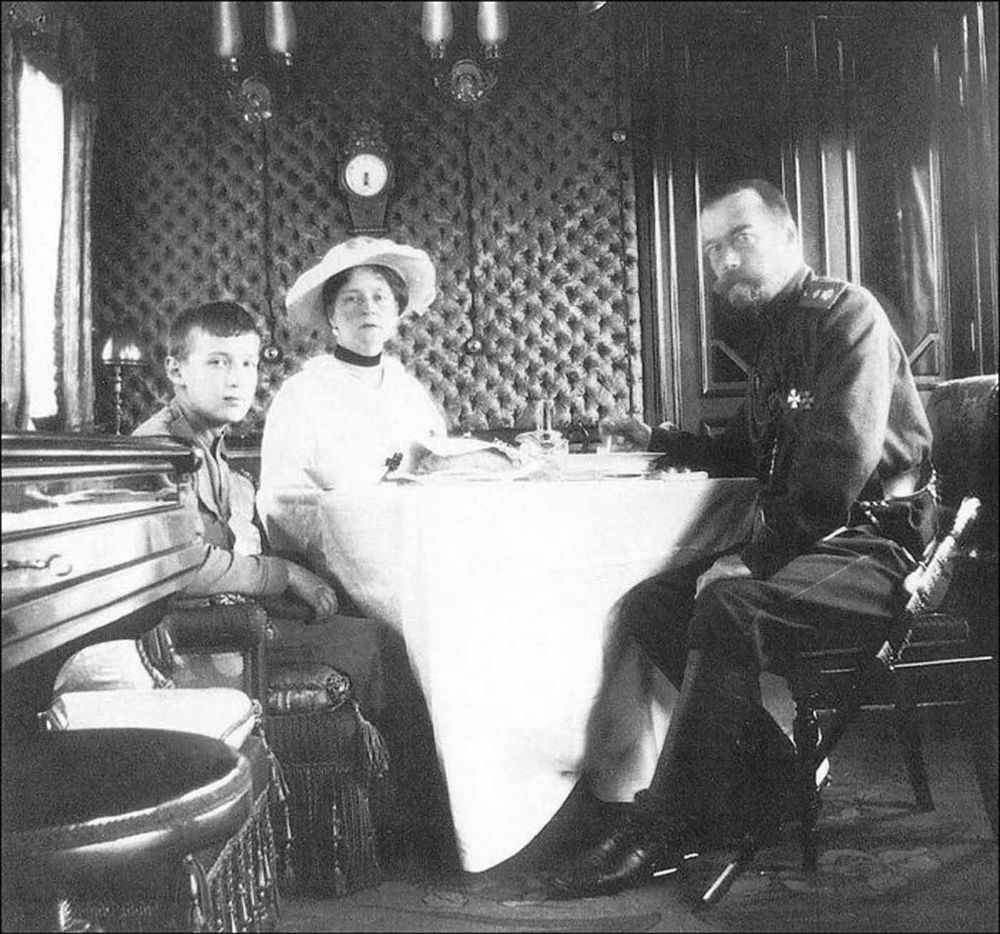 Incredible Vintage Photographs Offer a Rare Glimpse Inside the Romanovs ...