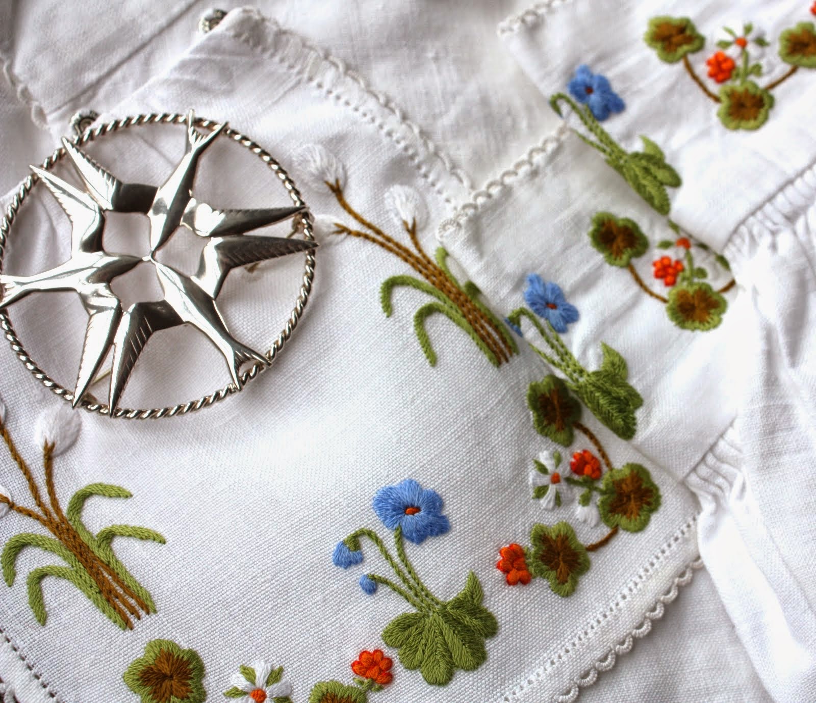 Søstrenes strikkeglede: Senja Festdrakt