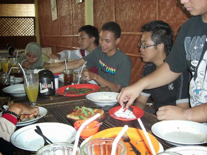 Erizal Barnawi: OBJEK WISATA COBAN RONDO DI KABUPATEN MALANG