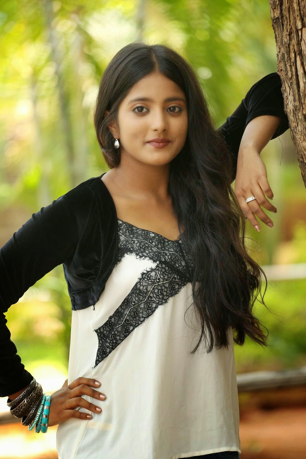 CAP: Ulka Gupta Hot HD Images