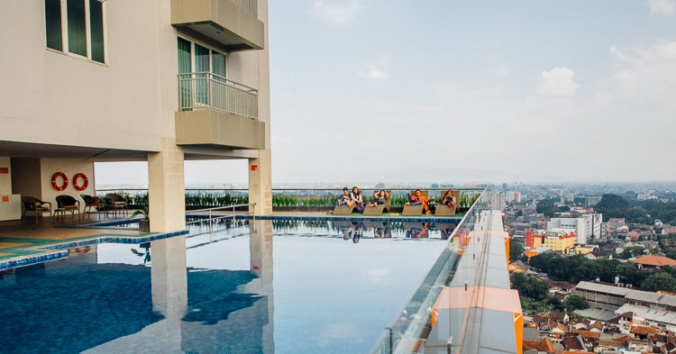 Situs Hotel Terbaik : Kolam Renang Hotel Harris Bandung