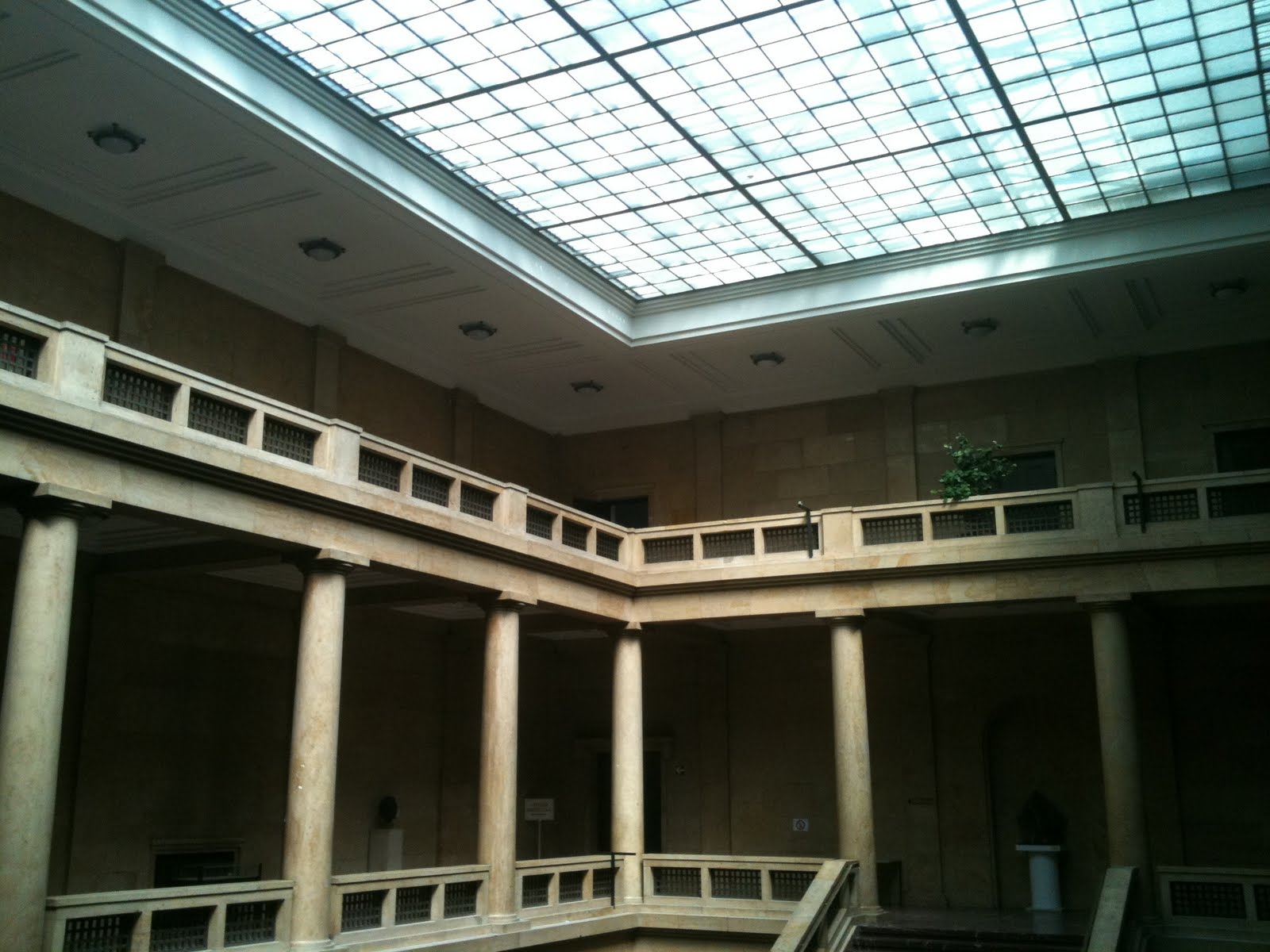 historian at large: Fuhrerbau in Munich