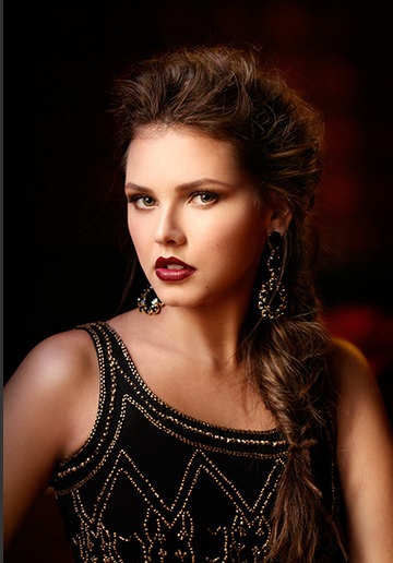 Louise D'Tuani: Biografia