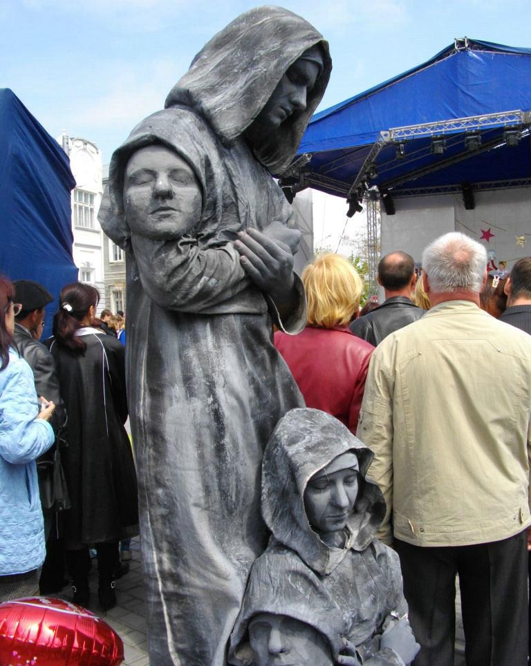 Famous Sad Love Quotes: 47 Russian Living Statues Collection