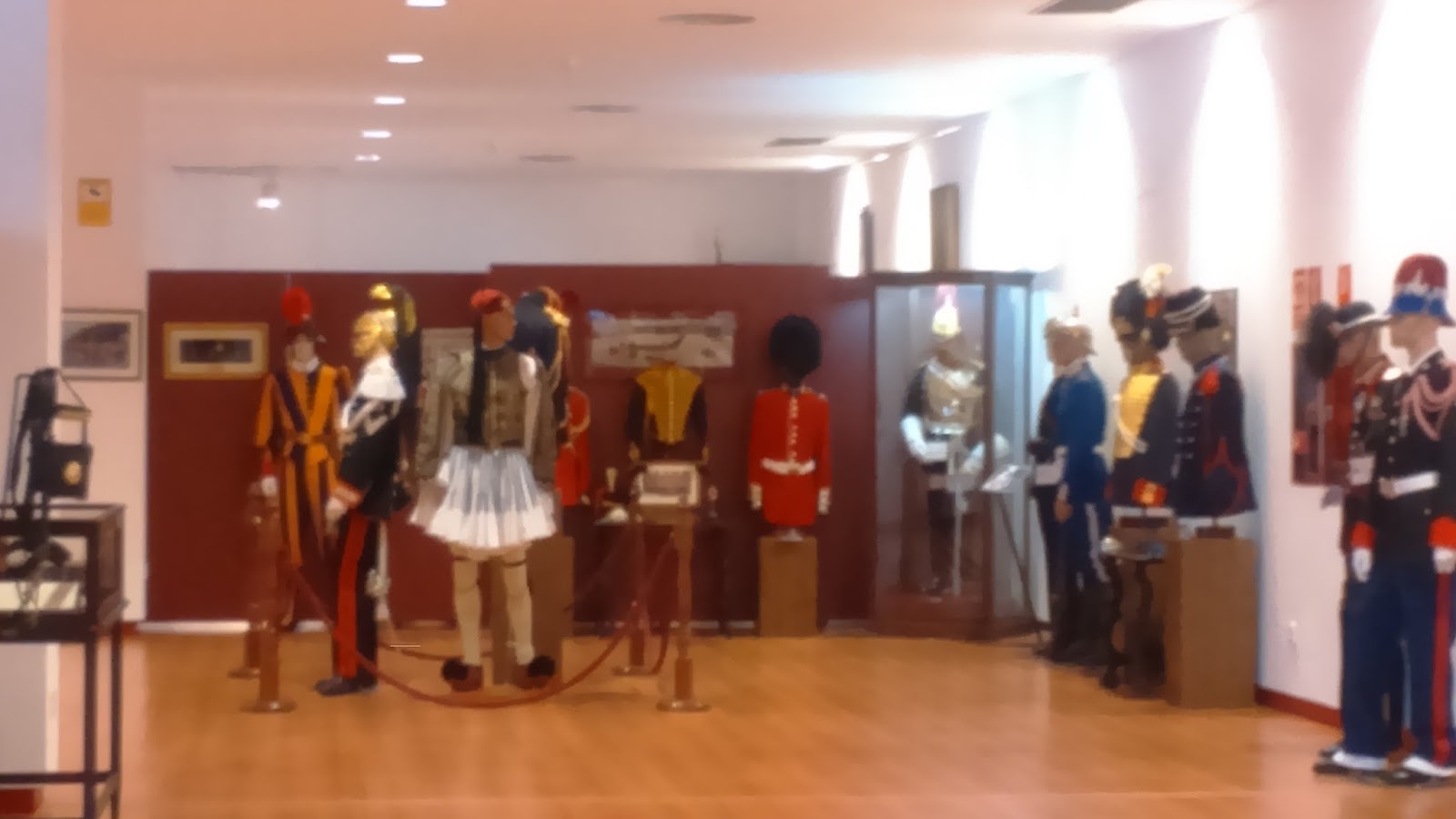 Sala Histórica de la Guardia Real ~ El mirlo de papel