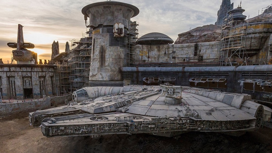 Galaxy Fantasy: Star Wars: Galaxy Edge de disneyland presenta su Halcón ...