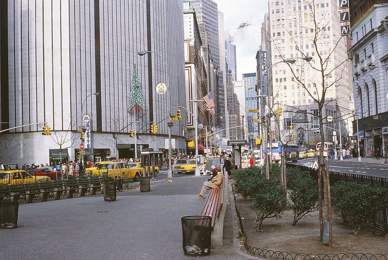 46 Amazing Color Photographs That Capture Street Scenes of New York ...
