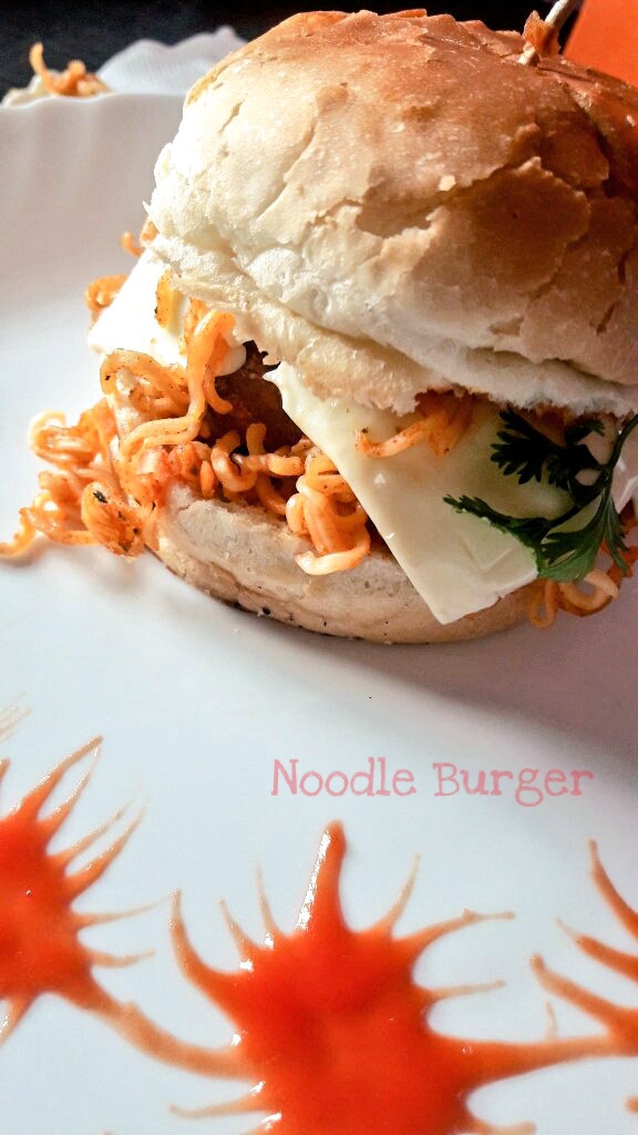 Delish Food: Noodle Burger