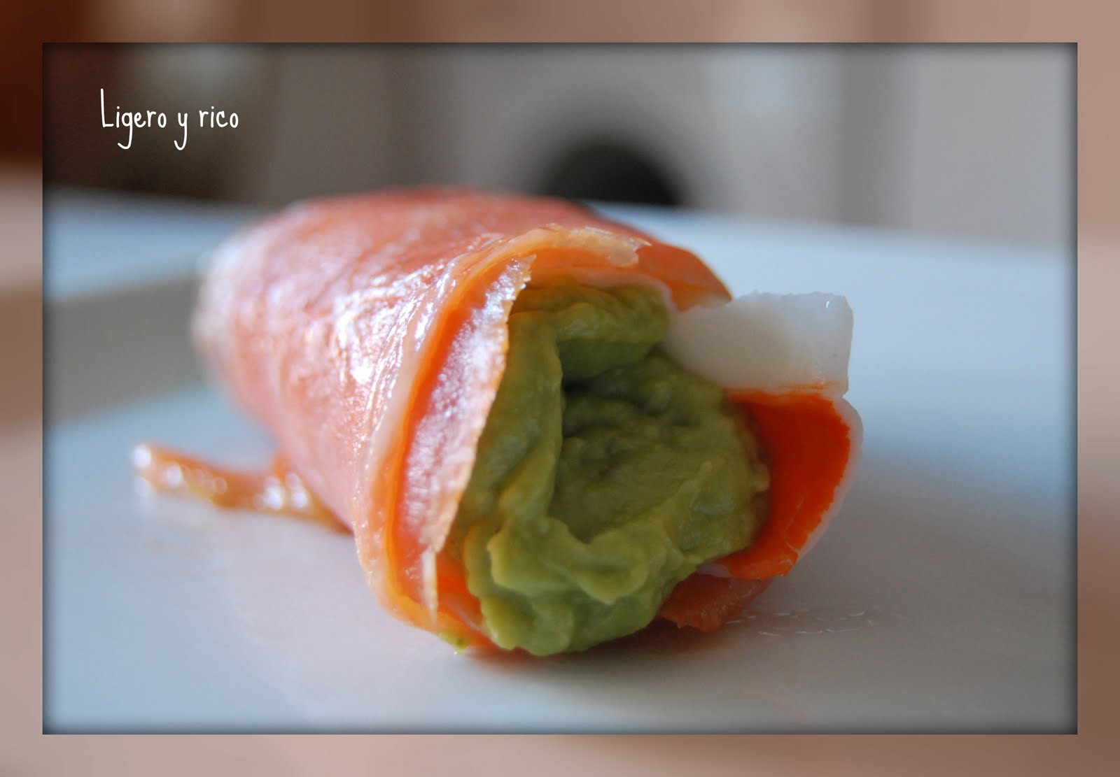 ligero y rico: Rollo de salmon , surimi y guacamole