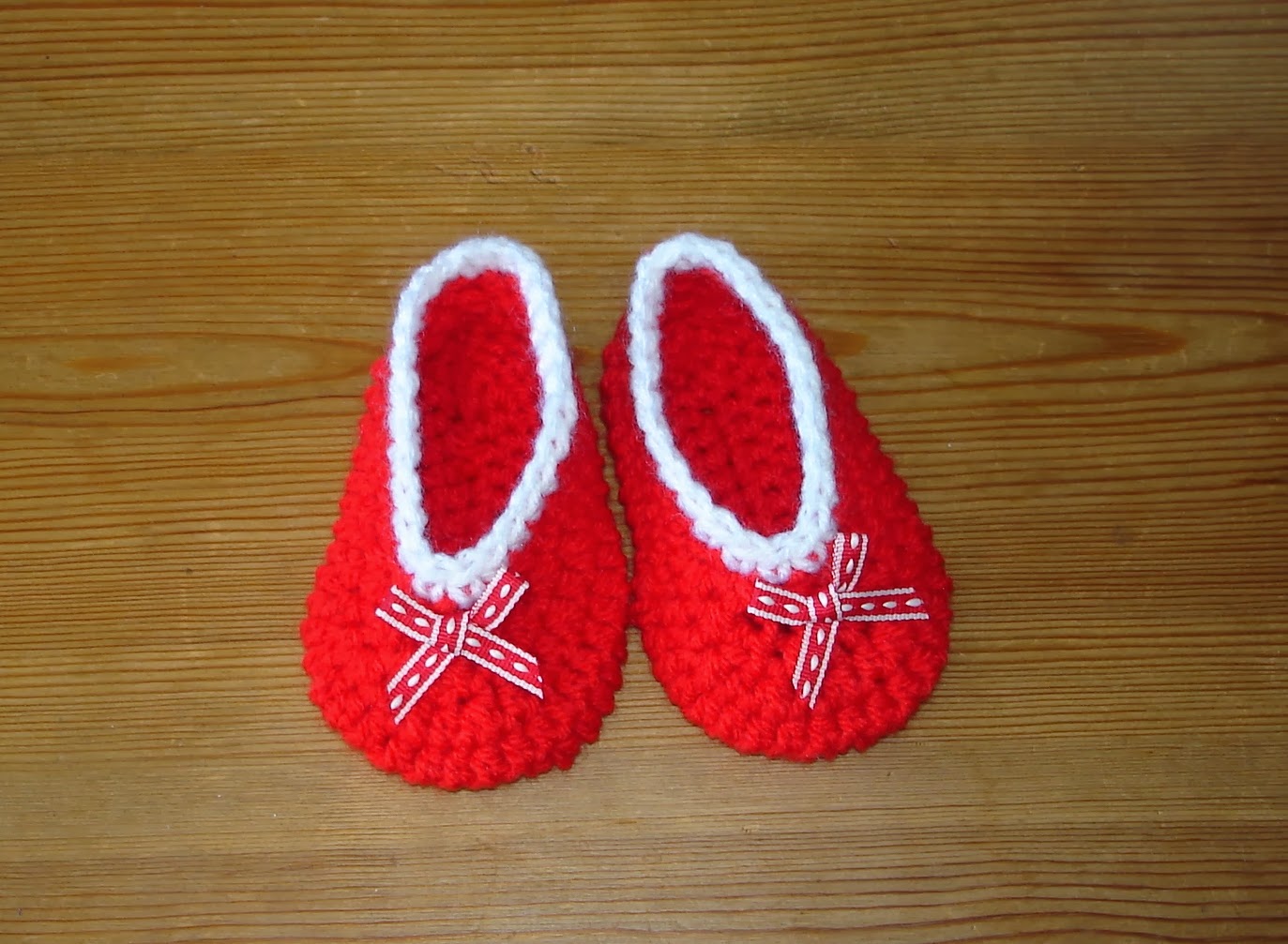Marianna's Lazy Daisy Days: Cute baby hat & slippers in festive red
