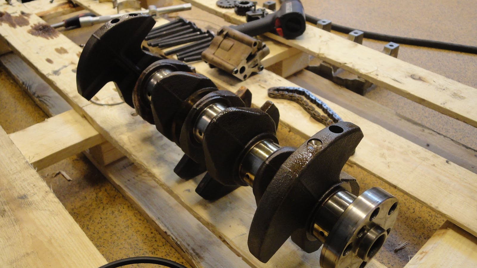 Sous la Voiture: Moottorin osat ja niiden toiminta