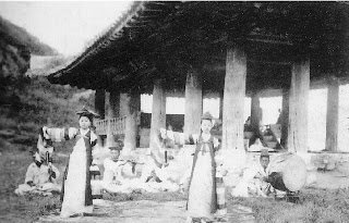 mochi thinking: the photos of Kisaeng and modern Kisaeng