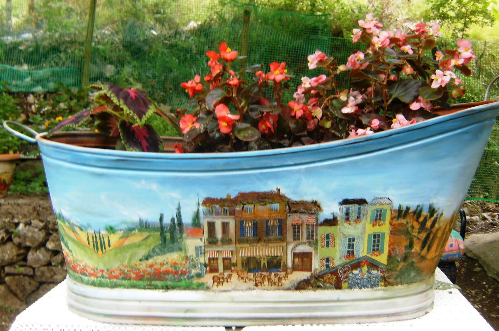 lila365idees: DECOUPAGE ΣΕ ΦΟΡΗΤΗ ΜΠΑΝΙΕΡΑ (PORTABLE BATH IN DECOUPAGE)
