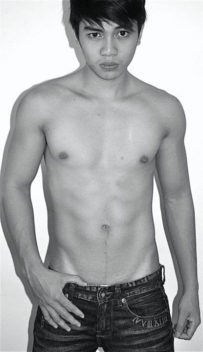 Man Central: Jak Roberto: Shirtless