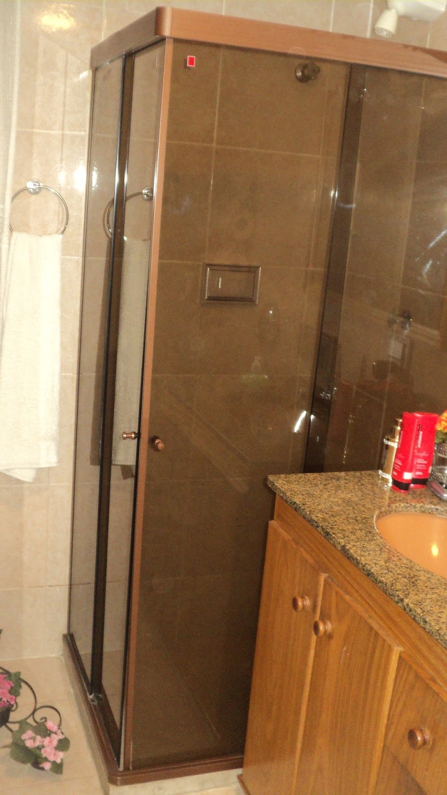 AF4 TEMPER VIDROS: Box de canto fumê com perfil champanhe.