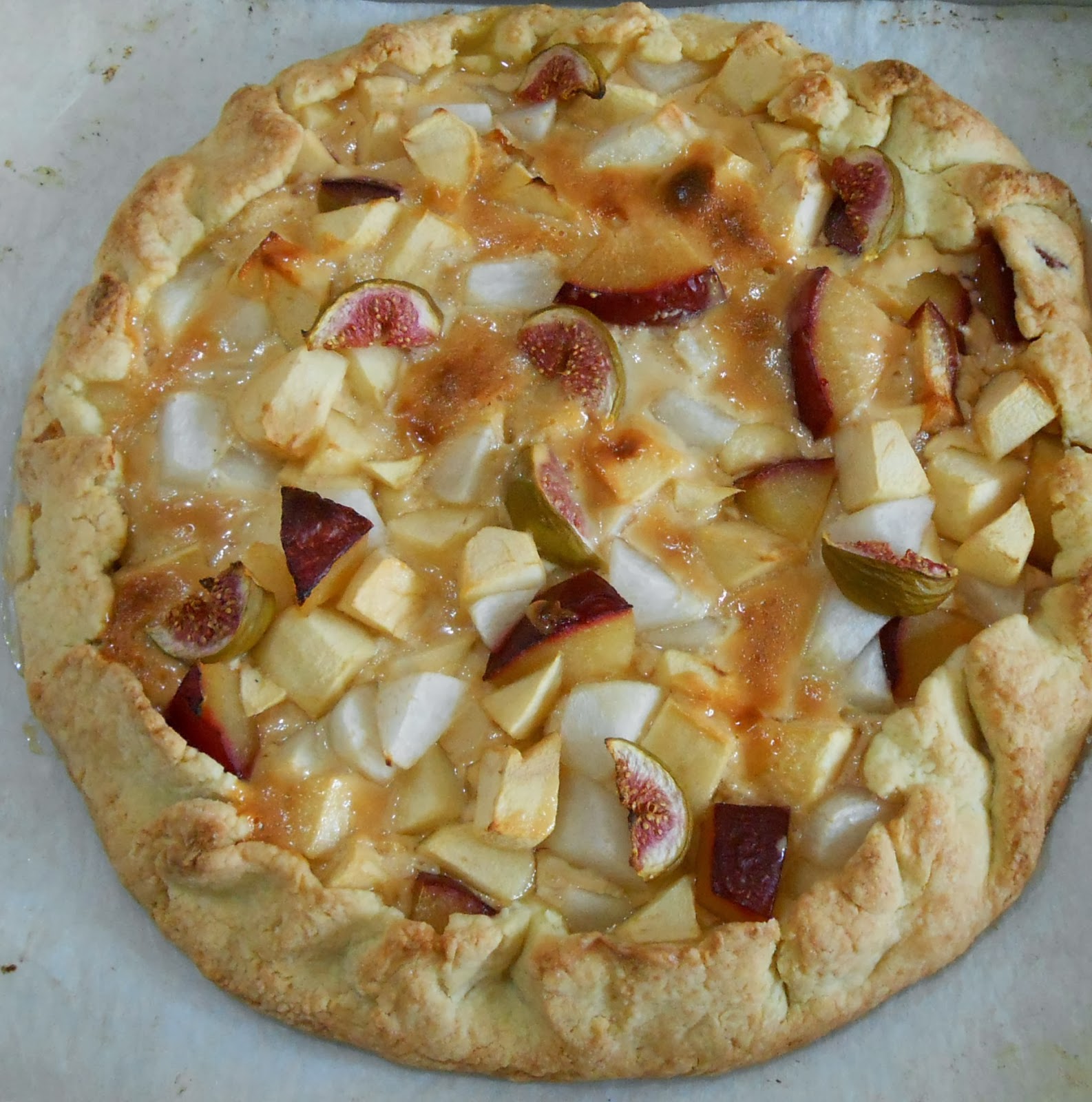Bake Tales: Apple, pear, fig and plum crostada