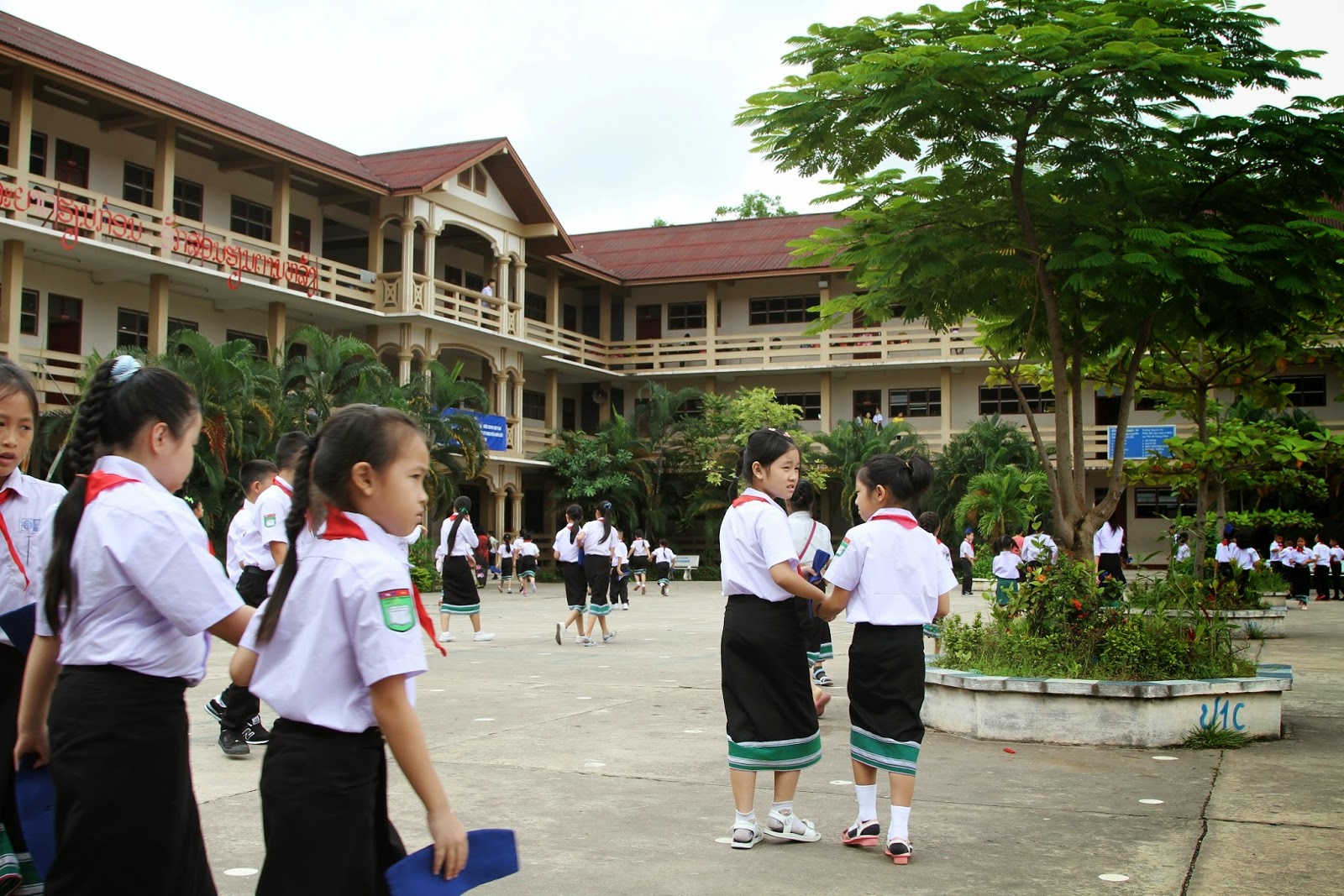 laophatthananewspaper: ລັດບໍ່ອະນຸຍາດໃຫ້ຂື້ນຄ່າຮຽນໃດໆ