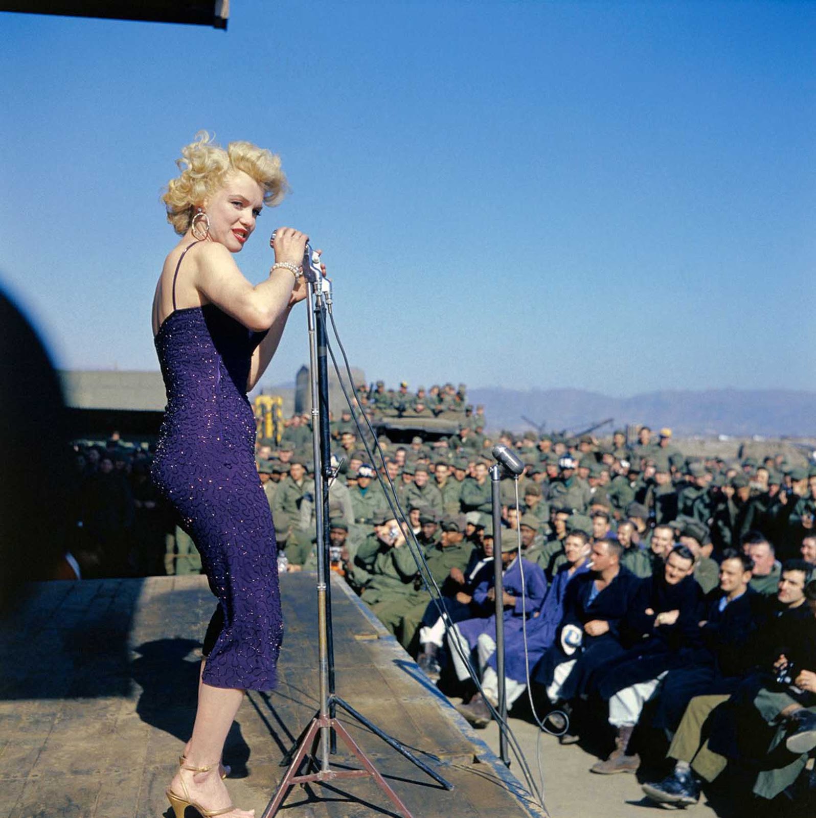 Fascinating Photographs of Marilyn Monroe Performing for the Thousands ...