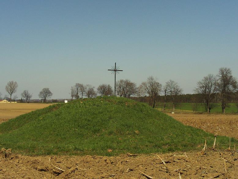 W okolicy istniały 3 takie kurhany lecz ocalał praktycznie ten jeden..