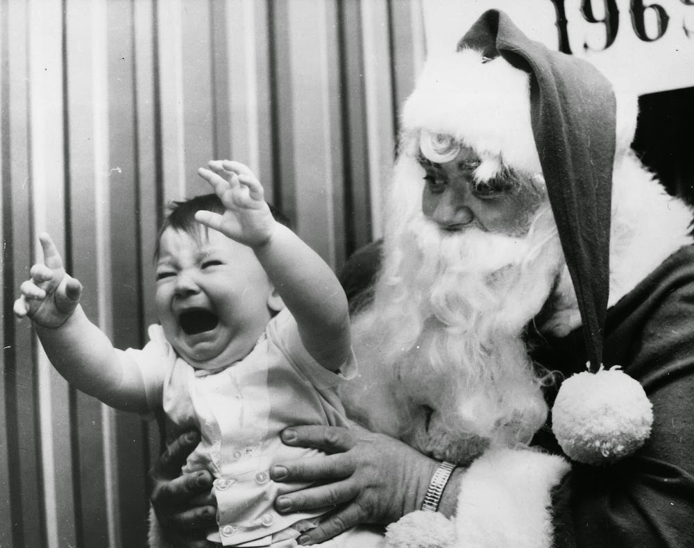 10 Funny Pictures of Santa Claus Brings Crying Children the Gift of ...
