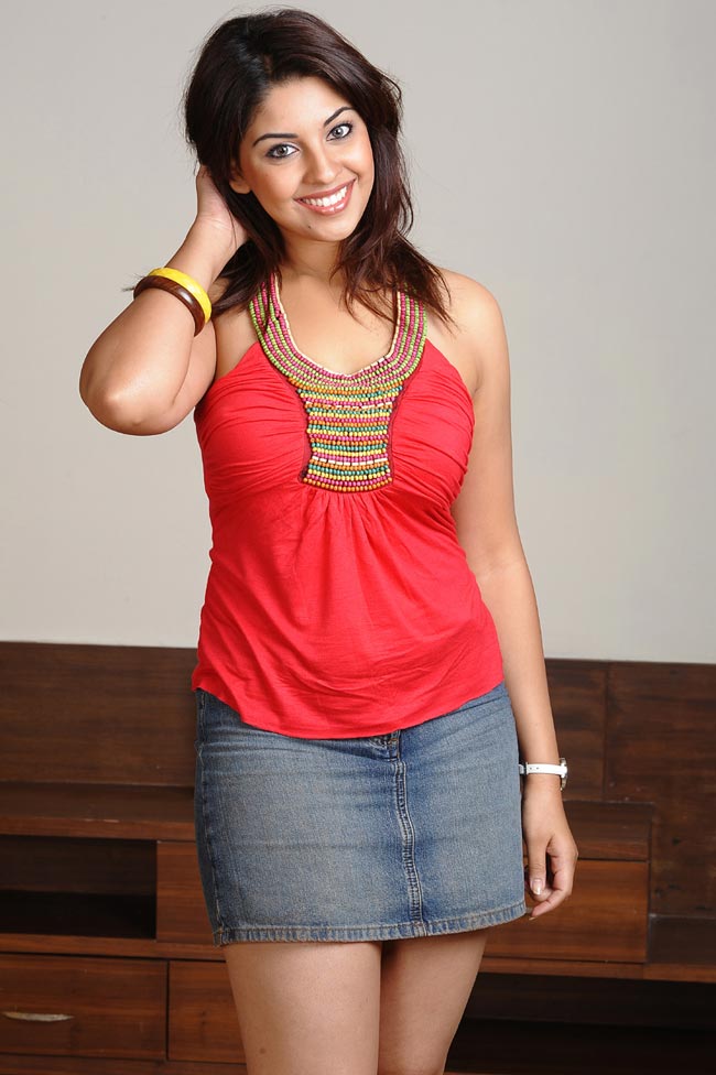 Actress Richa Gangopadhyay Latest Spicy Stills