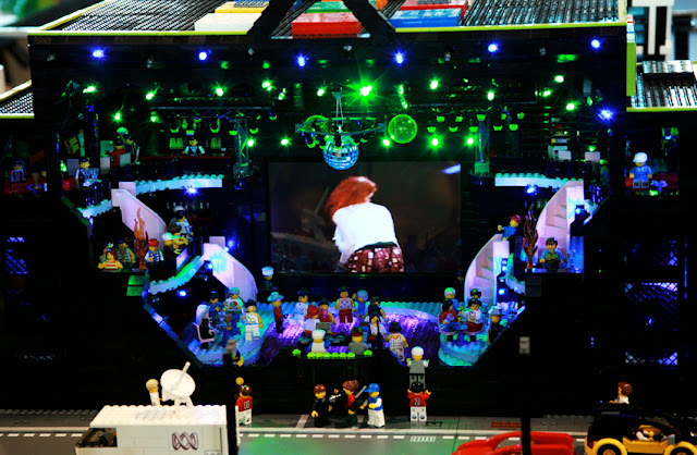 Fruitless Pursuits: Report: Giant Lego Fan Display!