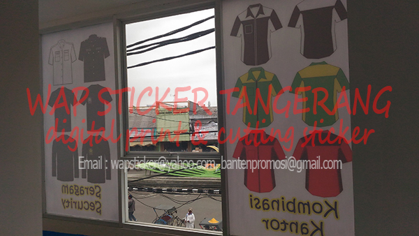 Pasang Stiker Kaca Terbalik, Reverse Sticker Printing