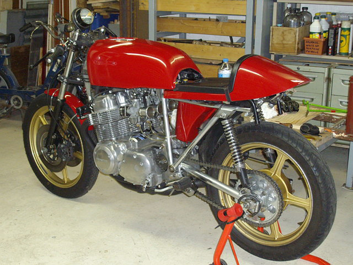 Cling on for dear life !!!: Re-worked Moto Martin CB750 Race Frame