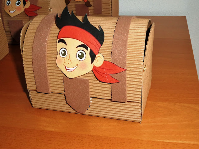 Como hacer baul de carton JAKE EL PIRATA - Imagui