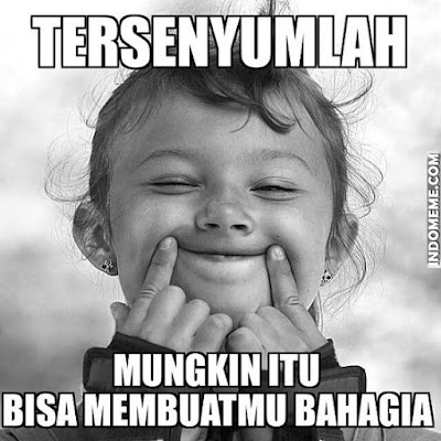 10 Meme Lucu Ini Nyindir Abis Buat yang Sering 'Pura-pura Senyum', Jleb!