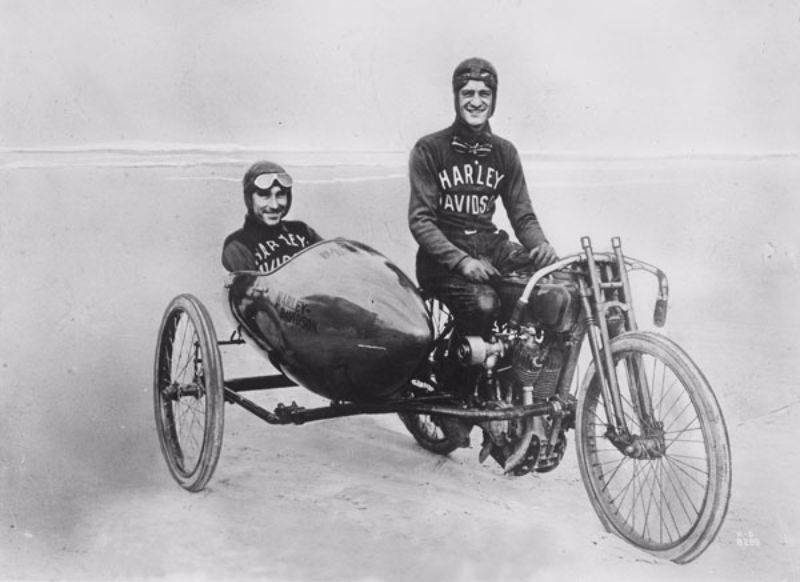 15 Vintage Photos of Motorcycle Riders Posing in Their Cool Harley ...