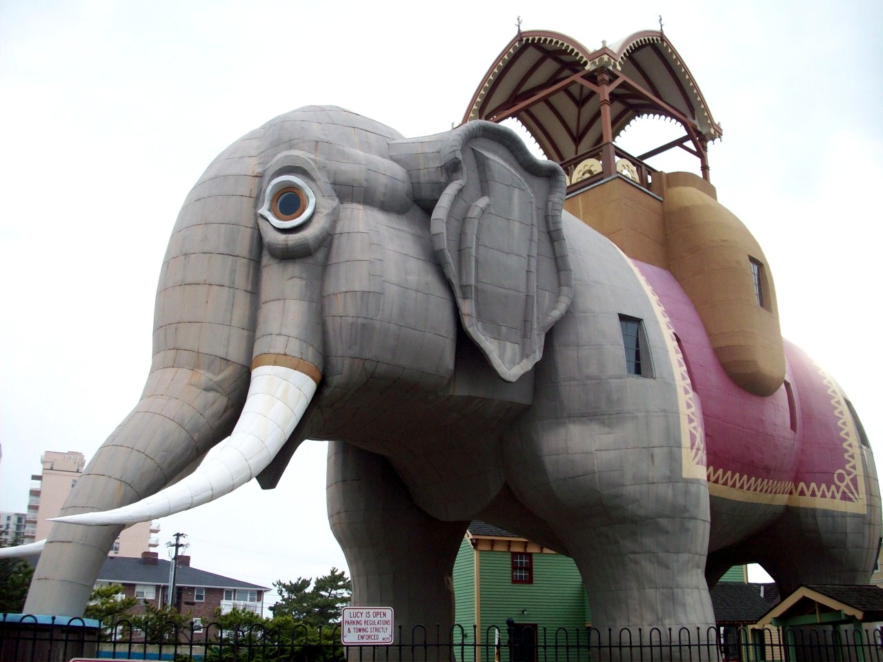 Photo-ops: Zoomorphic Building/Zippy the Pinhead Location - Lucy The ...