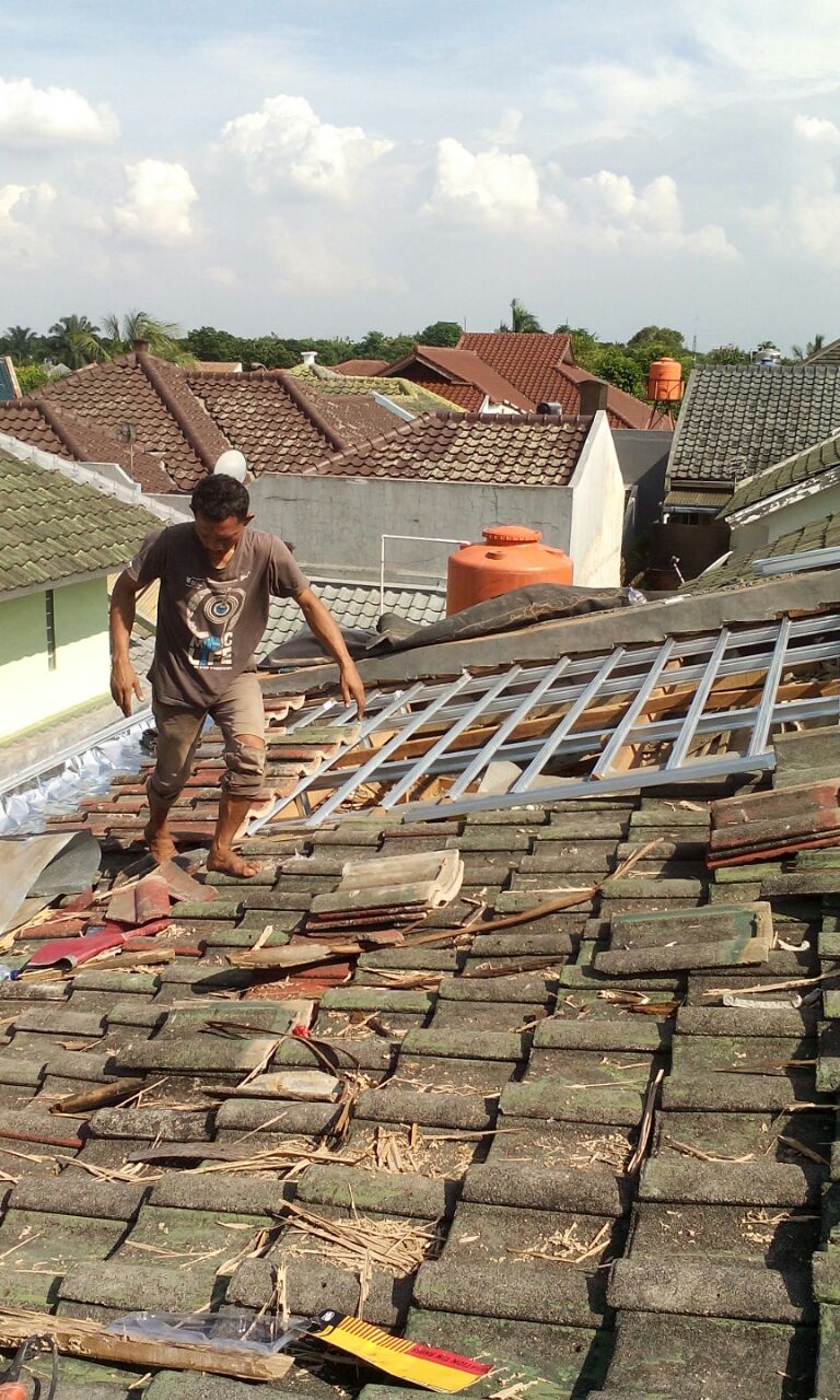 Rumah Kembali Indah - BSD dan Sekitarnya: Perbaikan Atap Rumah
