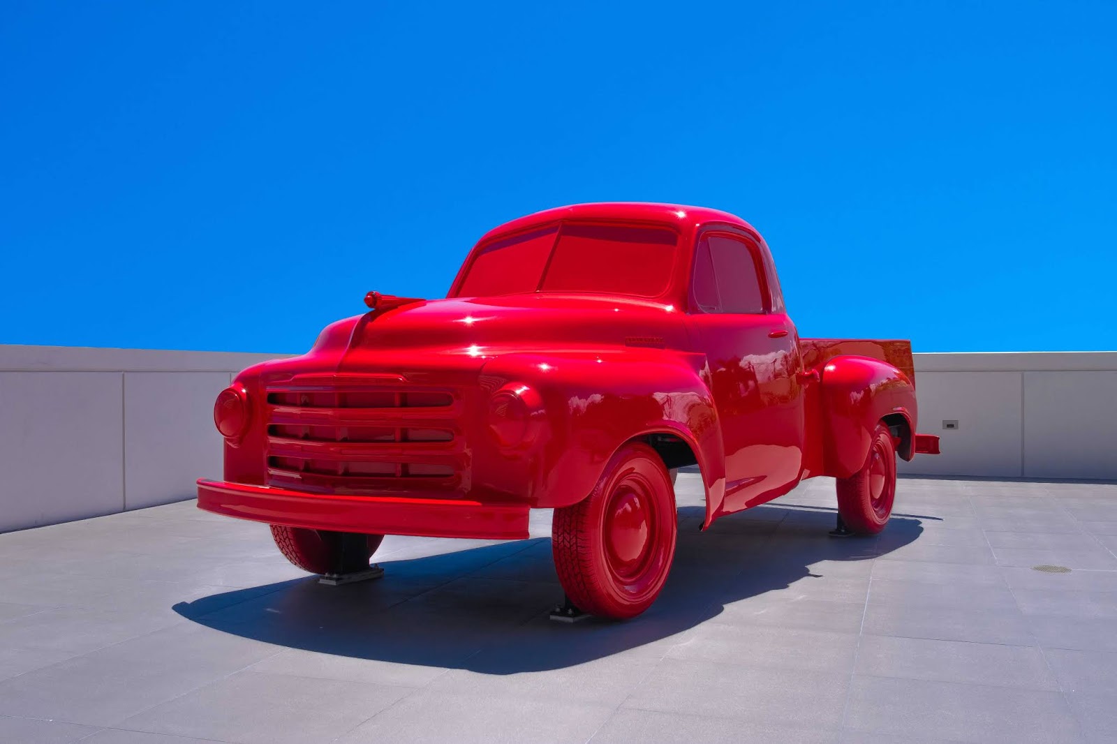 Studebaker, Plátanos y Machete escultura de Miguel Luciano en el MADMi