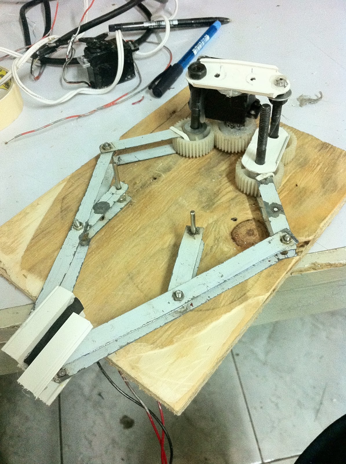 Kirk's Awesome Projects - ECE Rocks!: Robotic Arm (Gripper) [Using ...