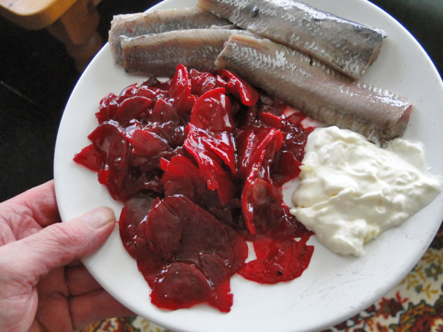 Koken en zo. Echt koken.: Haring met biet, pruimen (Reine Victoria) en ...