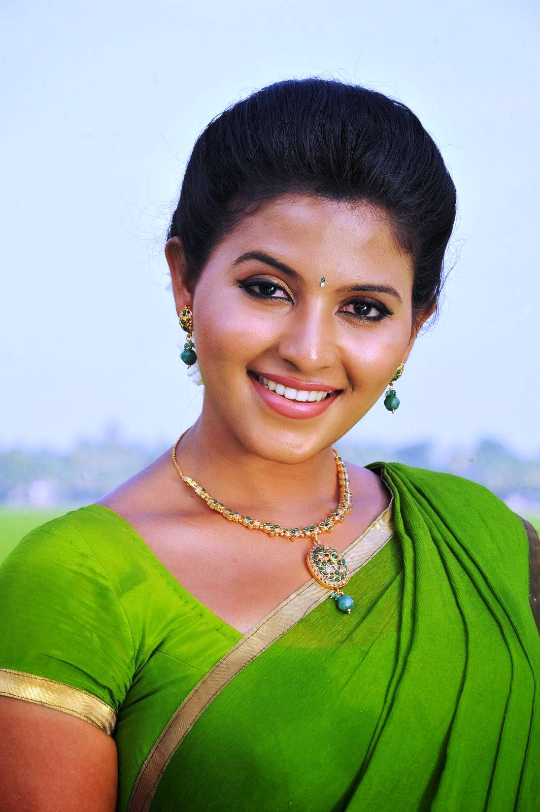 07 Stunning Photos of Anjali In Green Saree | MissKalpana