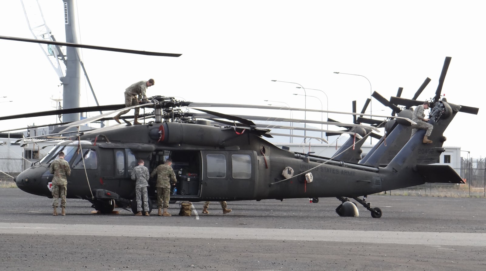 Air Queensland.blogspot: US Army Boeing AH-64 Apache and Sikorsky UH-60 ...