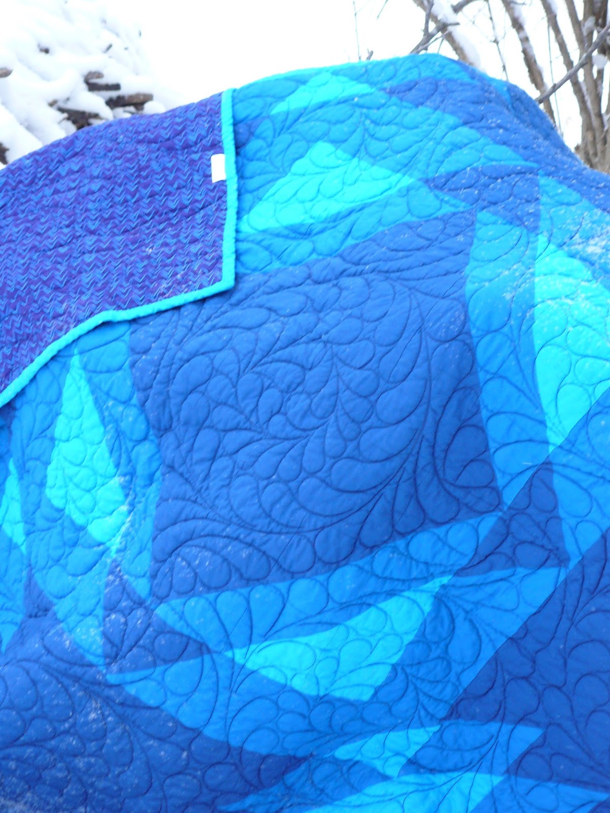 Heide's Quilty Hugs: Wayward transparency quilt along finish.
