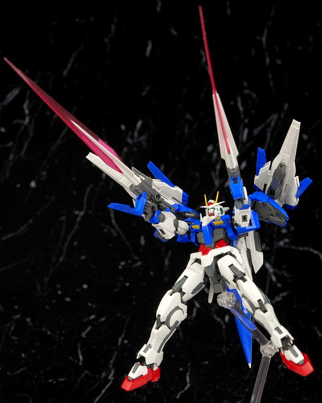 Review: RG 1/144 00 Raiser by Hacchaka