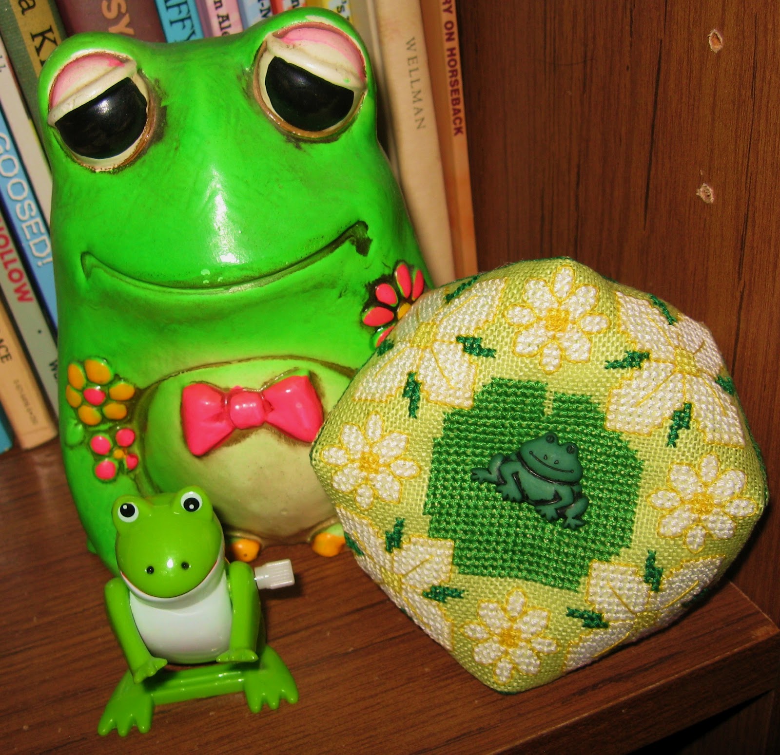 StitchinKat's Pawprints Blog: Froggy Hollow freebie for March!