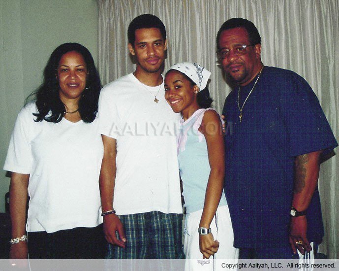 Aaliyah Italia: Aly e family