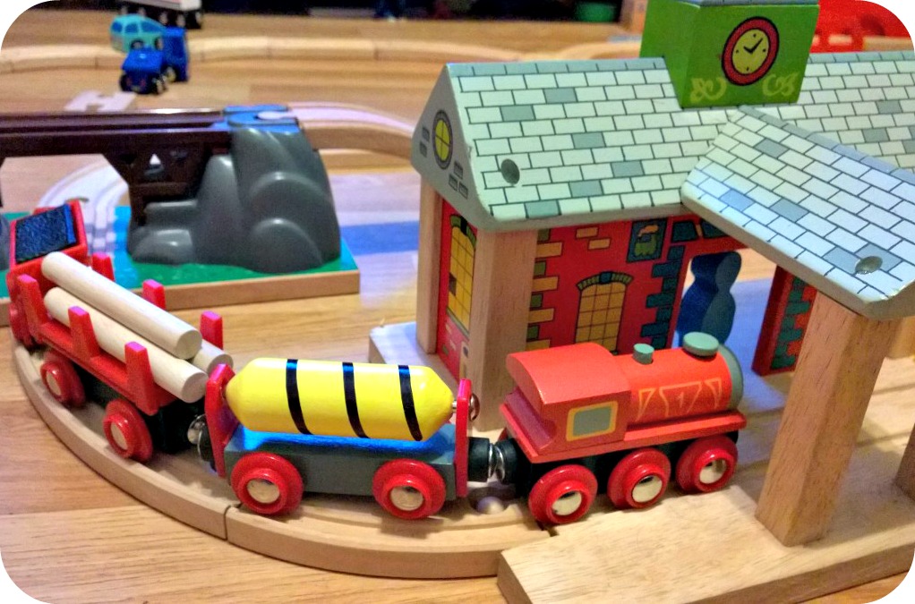 Train Fun with Bigjigs #PlayPatrol | Red Rose Mummy
