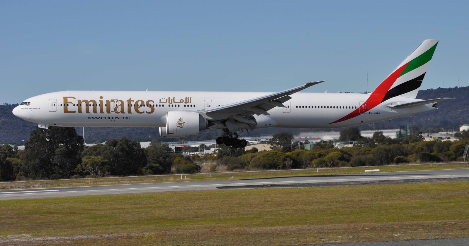 Perth Airport Spotter's Blog: New EK B77W 1st visit to Perth EK422/423