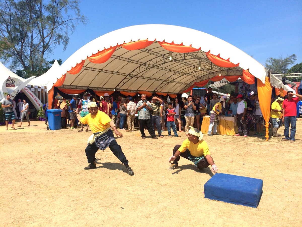 Travelholic: Gasing Uri; the Spinning Gasing of Terengganu