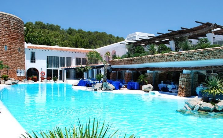 ESTILO RUSTICO: EXTERIORES RUSTICOS EN HOTEL DE IBIZA
