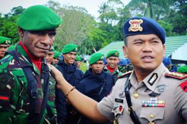 Inilah Arti Warna Baret TNI POLRI dan Posisi Miringnya.. - SAMAPTA 55