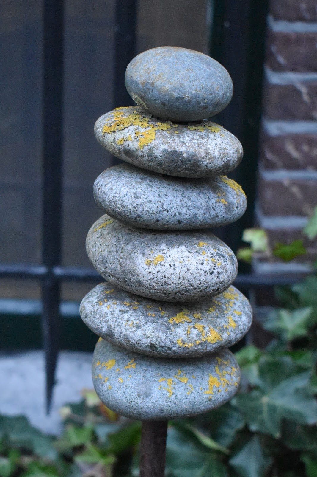 Zakina's blog: Stapeltjes stenen in de Museumtuin van het voormalig ...