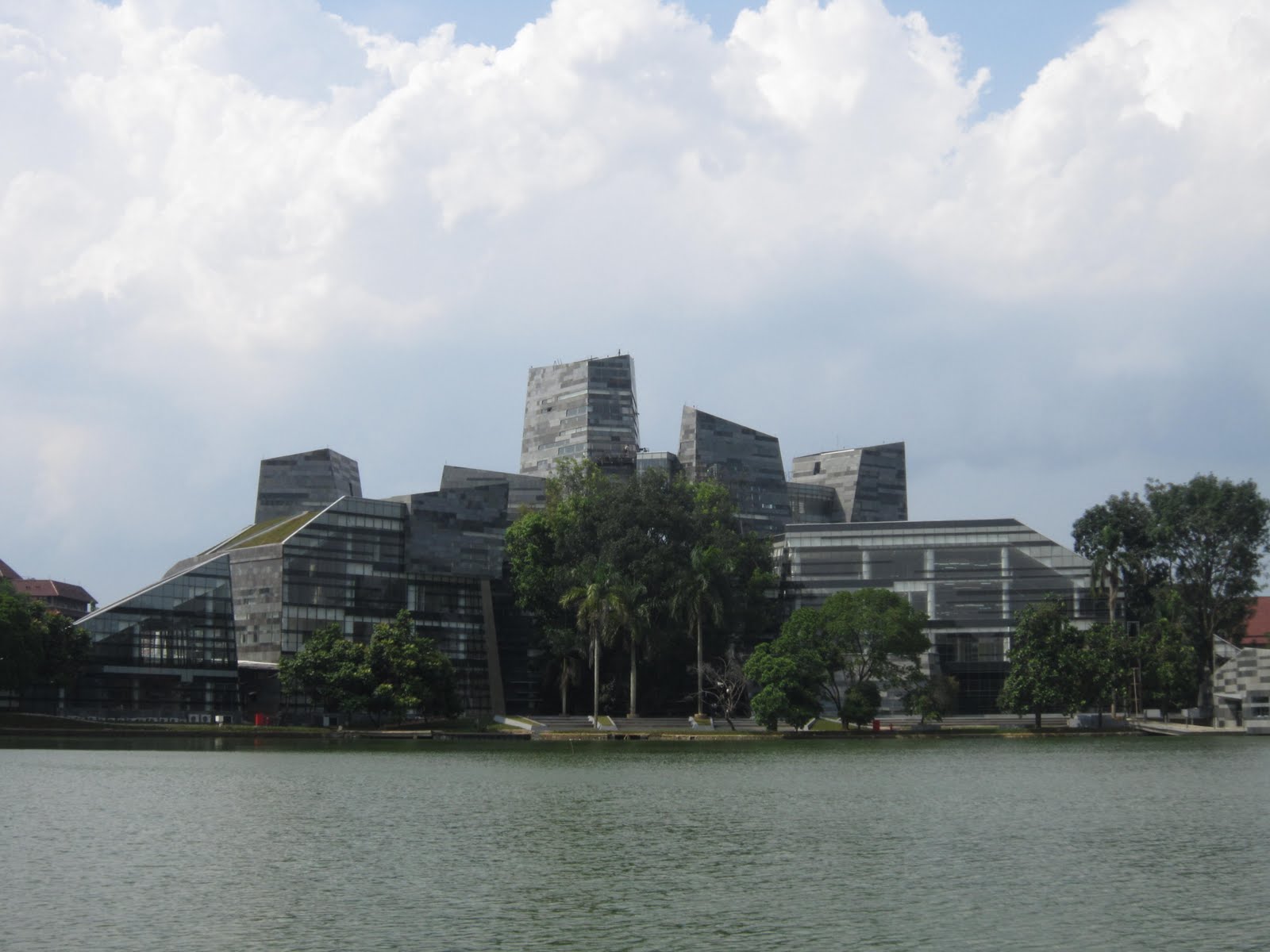 anNa AreA: Perpustakaan Baru UI