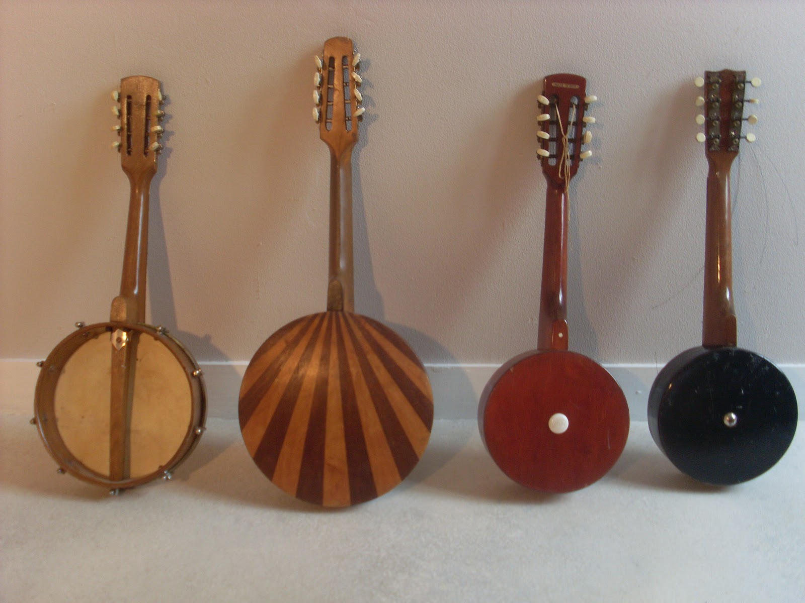 Collection d'instruments à cordes: juin 2012